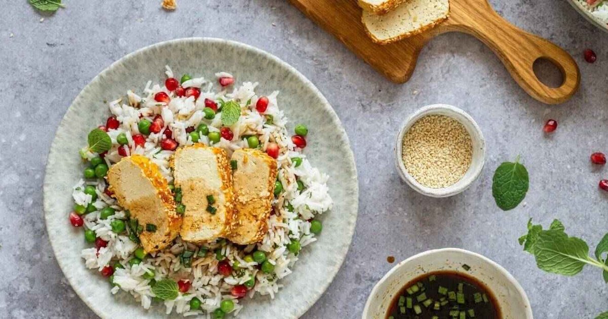 Tofu Katsu al sesamo con riso e piselli verdi | Ricetta | Kikkoman