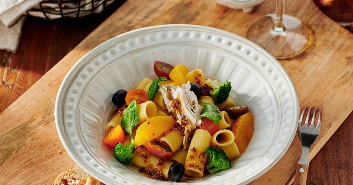 Insalata di rigatoni con pollo e dressing di salsa di soia e senape ...